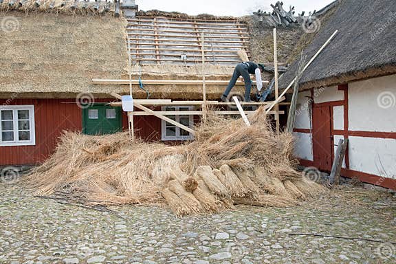 Decken Sie Dach mit Stroh stockbild. Bild von stroh, stall - 32306221