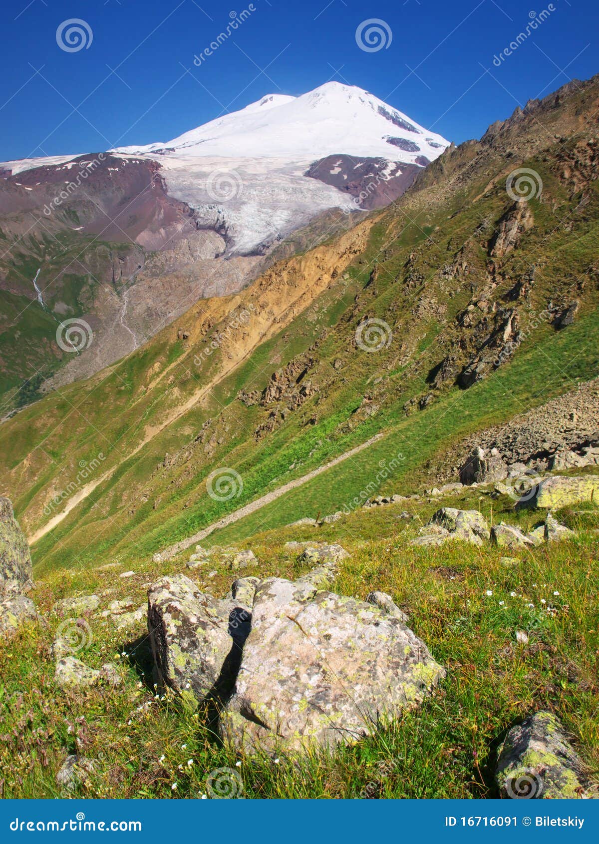 Declivity Con La Montagna Verde Immagine Stock - Immagine di foresta ...