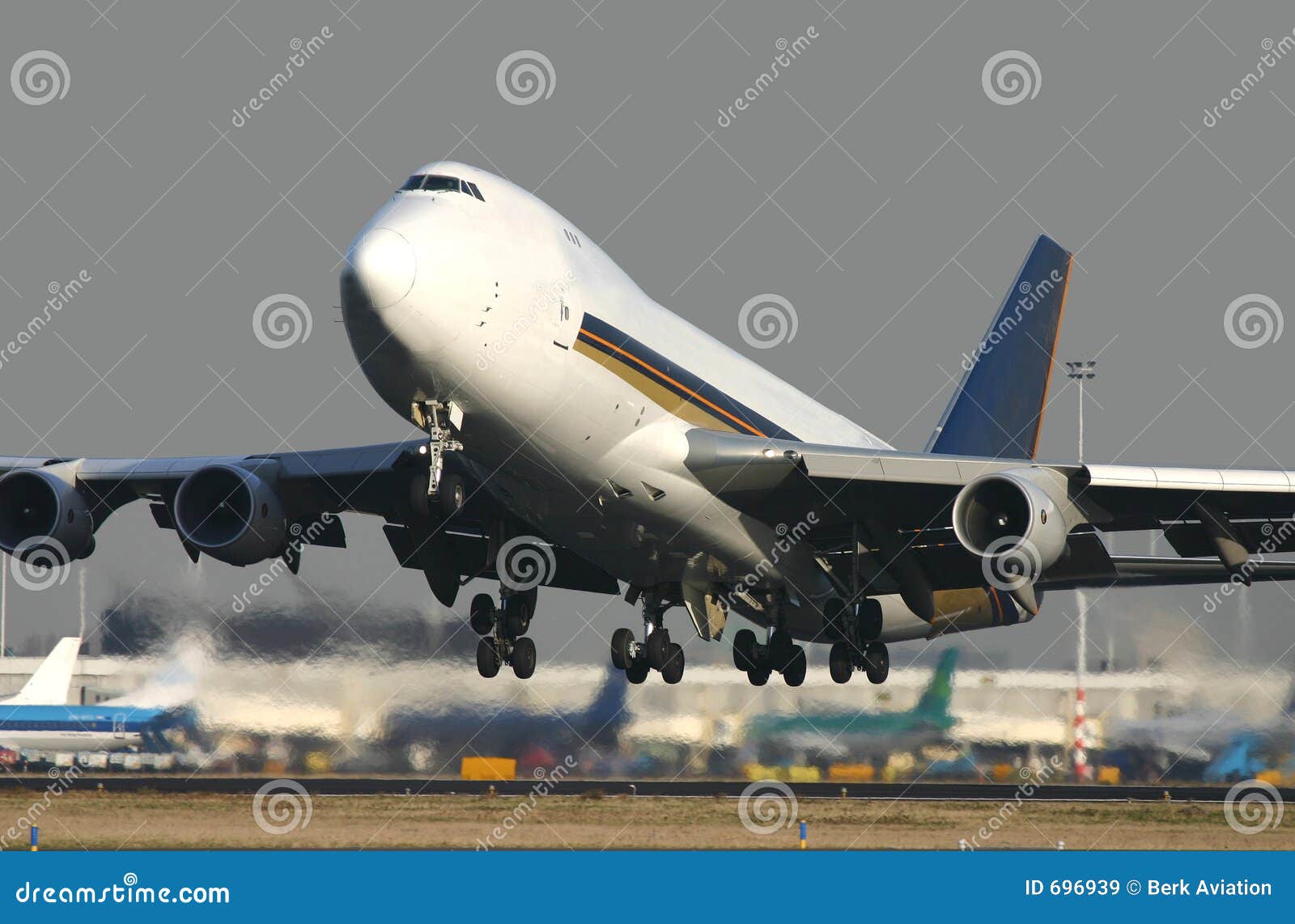 Decollo 747 immagine stock. Immagine di boeing, controllo - 696939