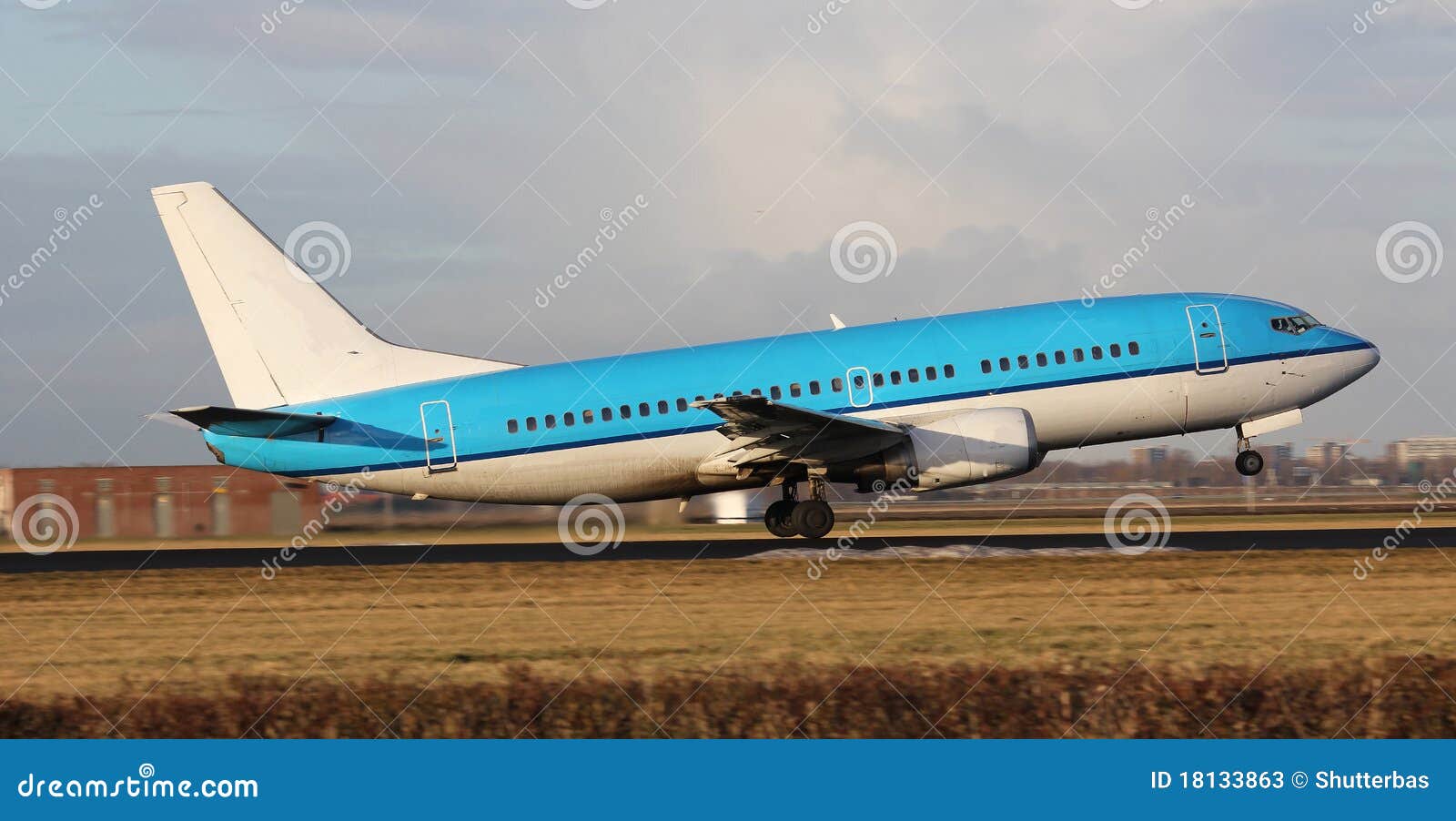 Decollo blu dell'aereo immagine stock. Immagine di dopo - 18133863