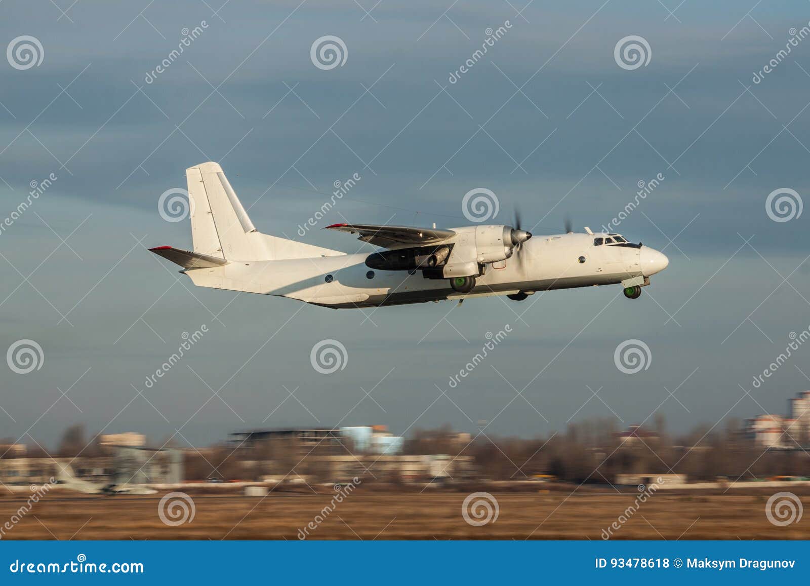 Decollo Dell'aereo Da Carico Fotografia Stock - Immagine di aerodromo ...
