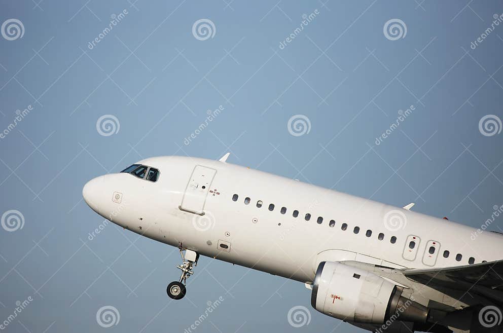 Decollo Dell'aereo Di Linea Immagine Stock - Immagine di cumulo ...
