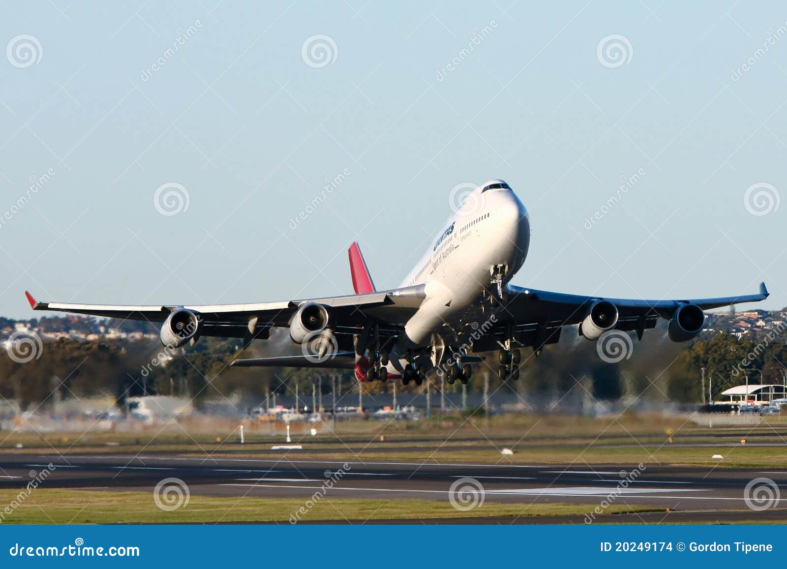 Decollo Dell'aereo Di Linea Di Qantas Boeing 747. Immagine Stock ...
