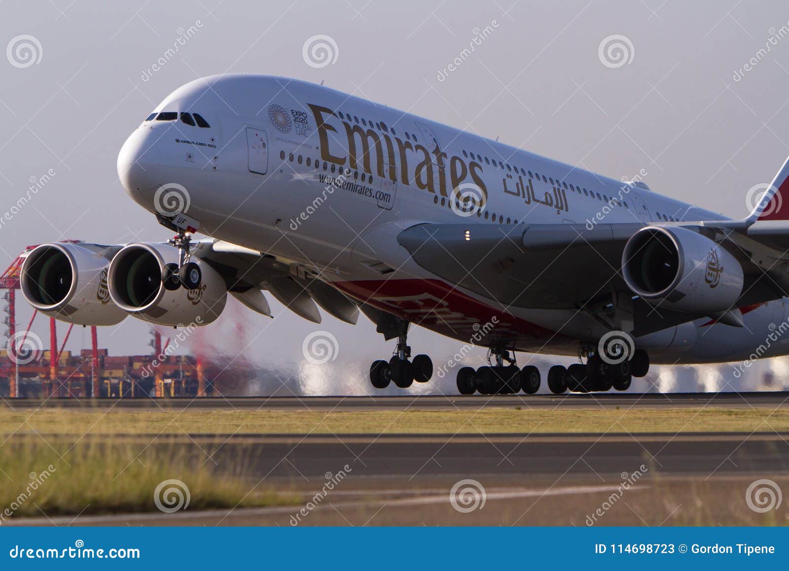 Decollo Dell'aereo Di Linea Di Linee Aeree A380 Degli Emirati ...