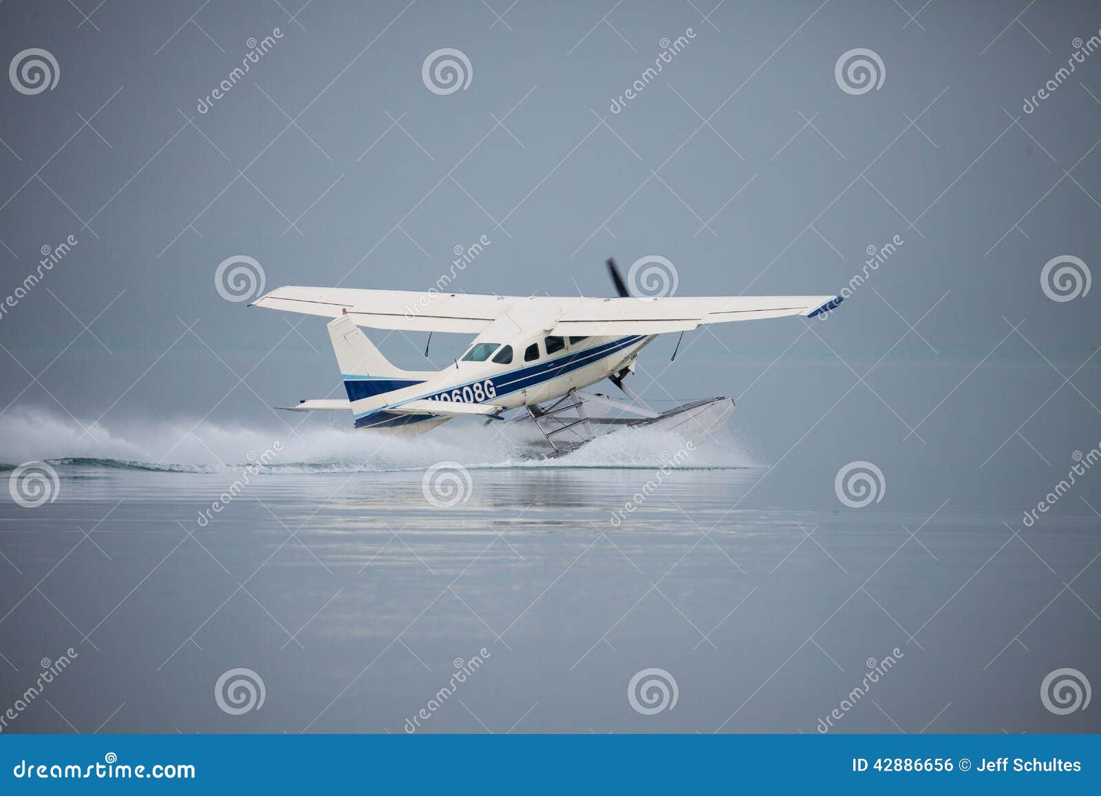 Decollo dell'aereo di mare fotografia editoriale. Immagine di ...