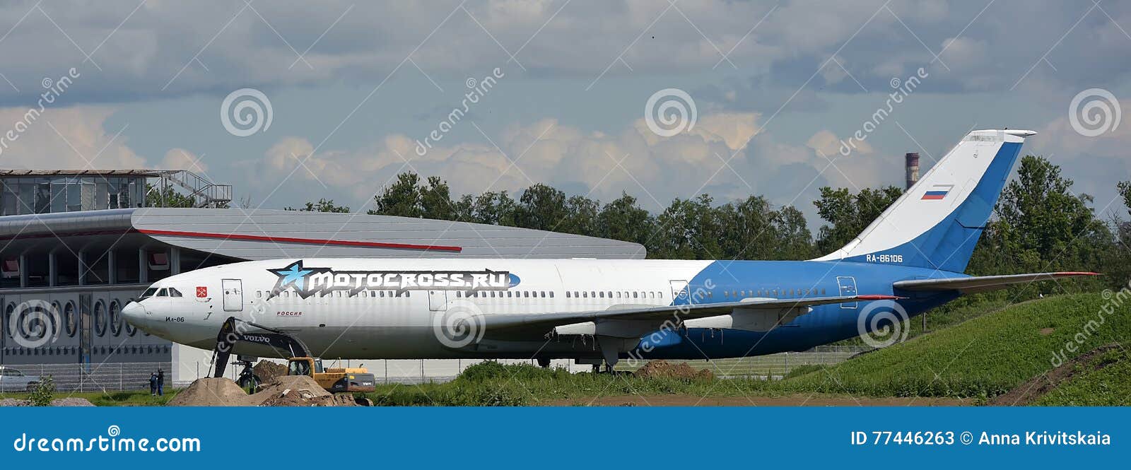Decommissioned Boeing 727 In Forest Abandoned Eye-Level View Editorial ...