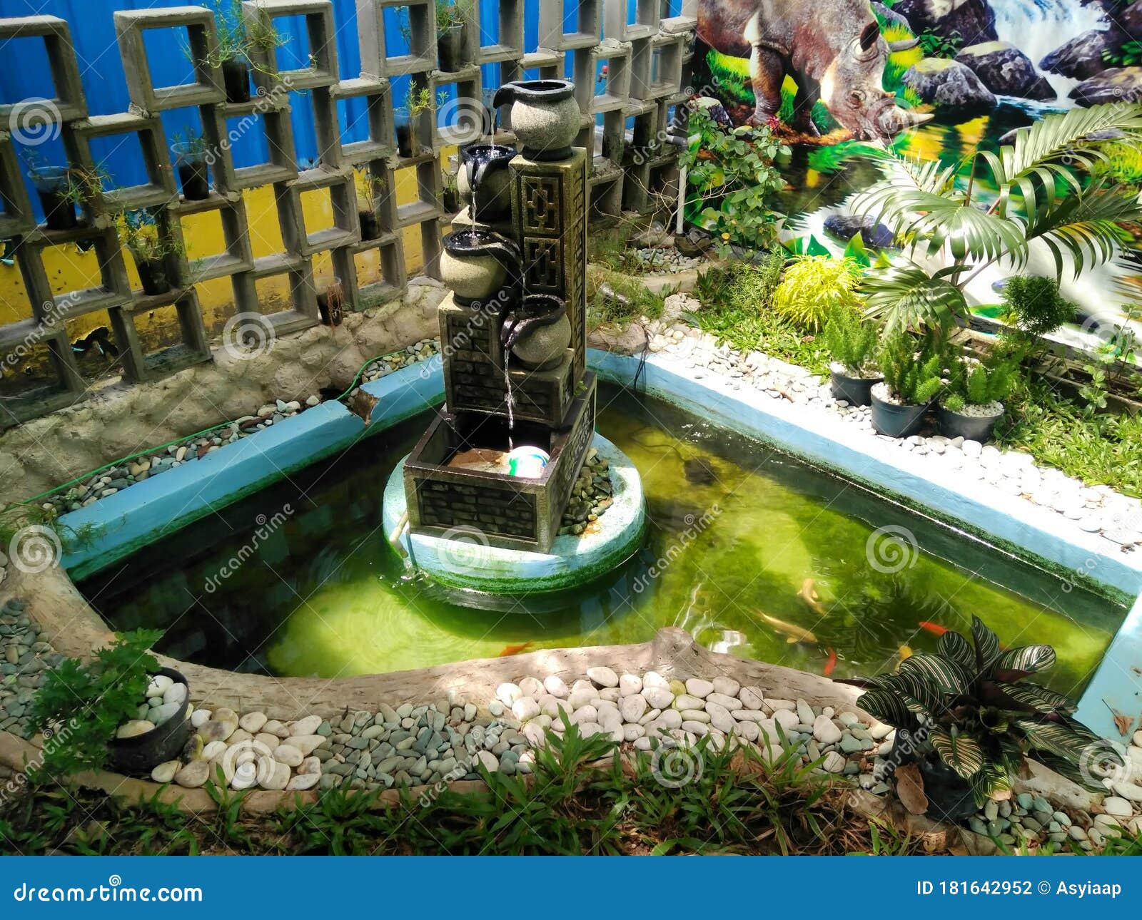 Decoraciones De Fuentes En Estanques De Peces Foto de archivo - Imagen ...