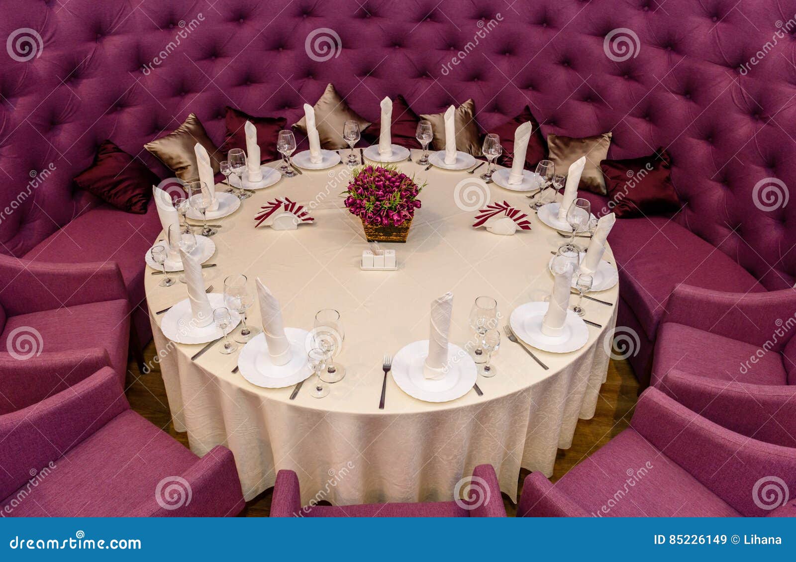 Decorated with a Round Table Stock Image - Image of glass, hall: 85226149