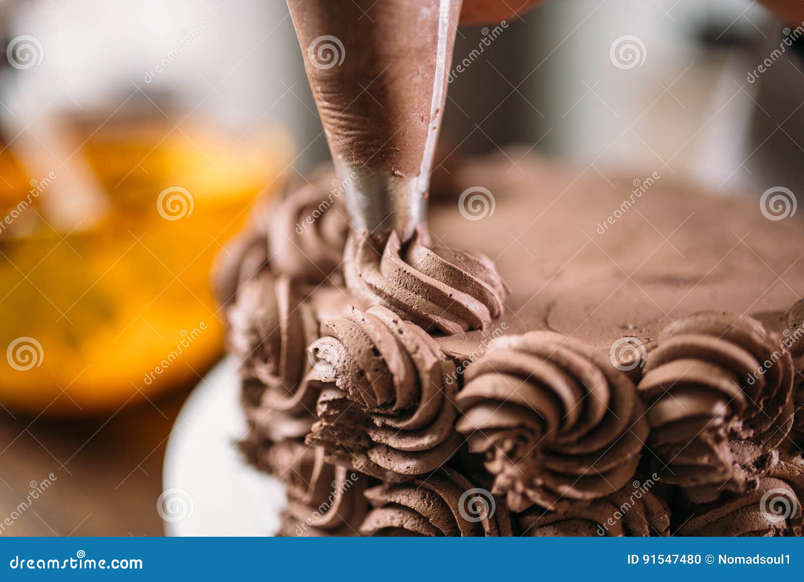 Decoratie Van Chocoladecake Met Culinaire Spuit Stock Foto - Image of ...