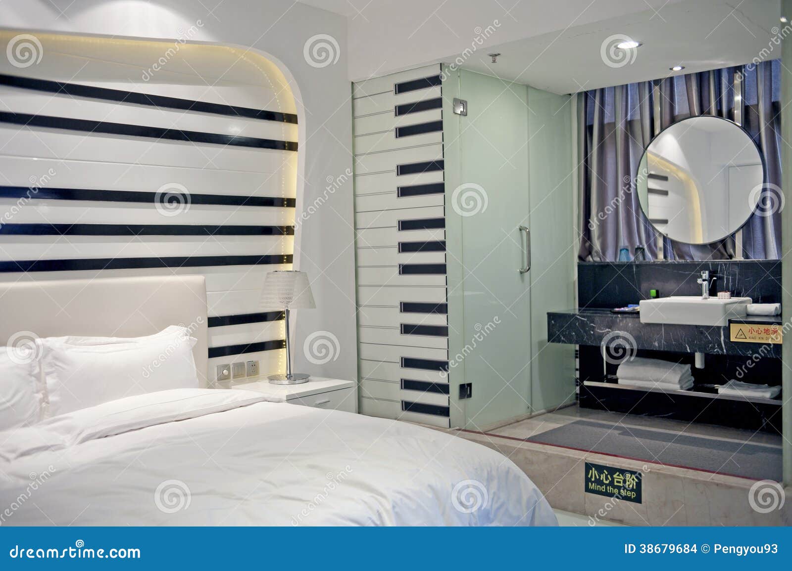 The Interior Design Element Of The Huge Store Is The Original Form Of ...