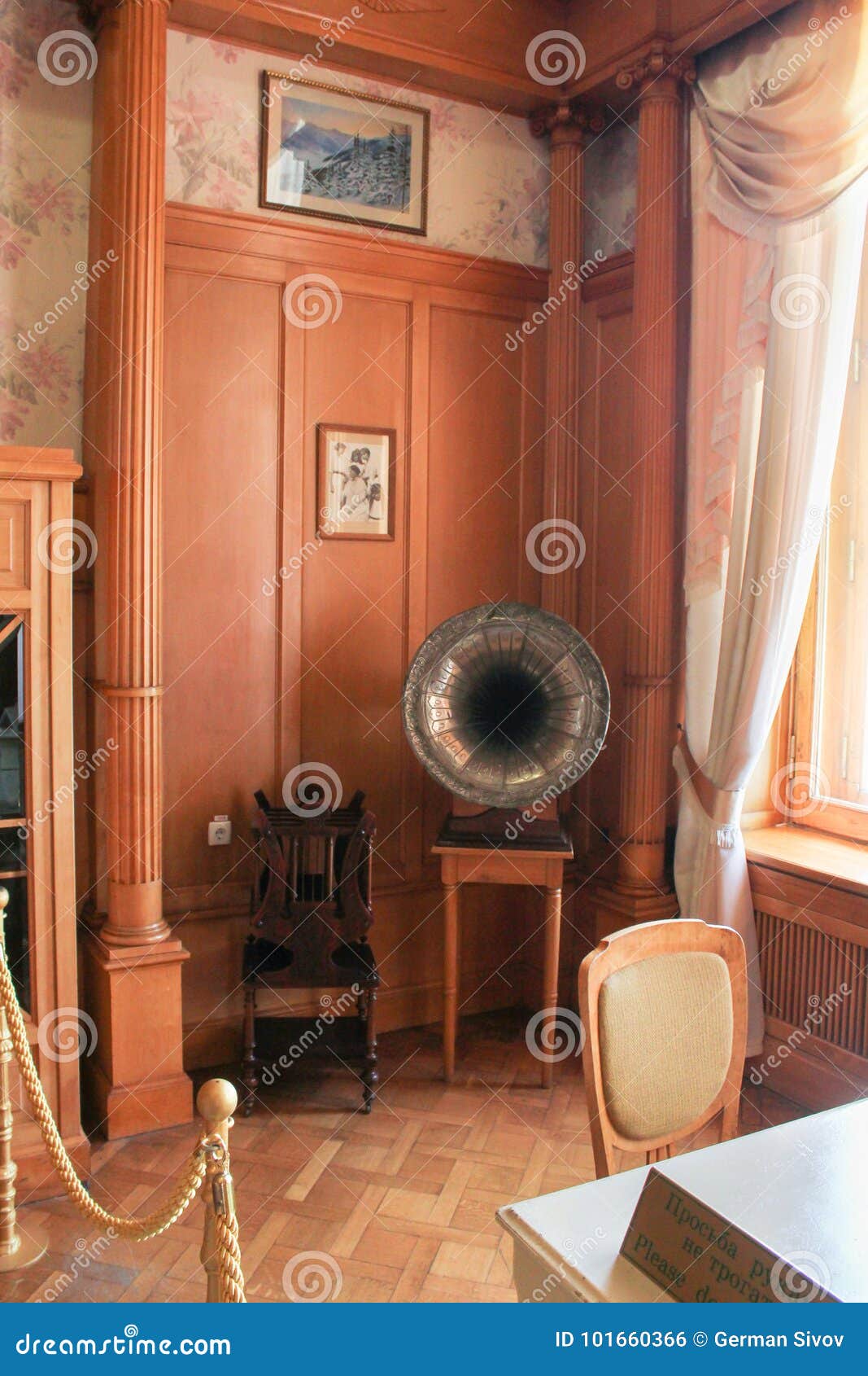 Gramophone in the corner. editorial photo. Image of interior - 101660366