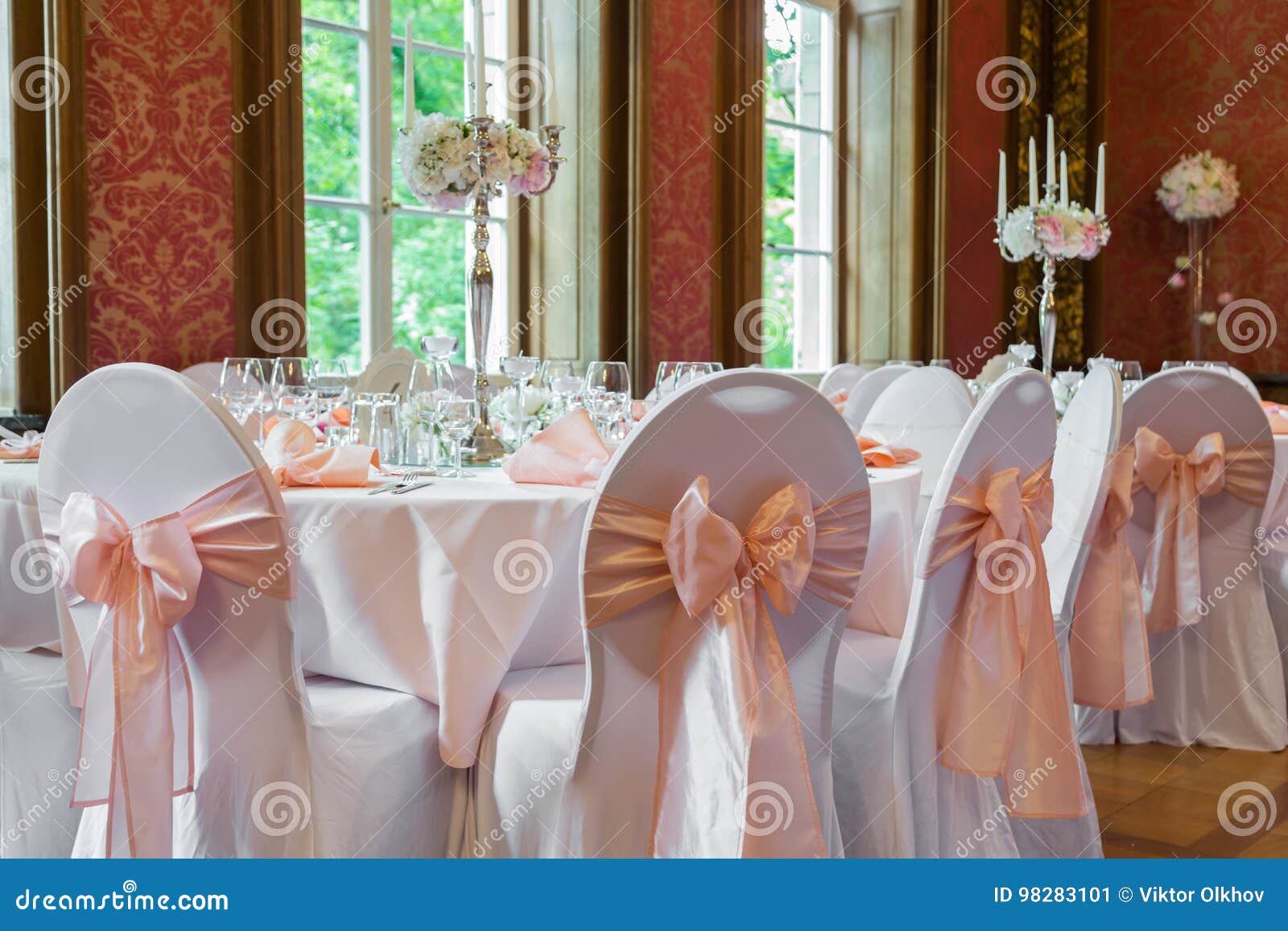 Decoration of the Table in a Pink Style. Wedding Decorations in Pink ...