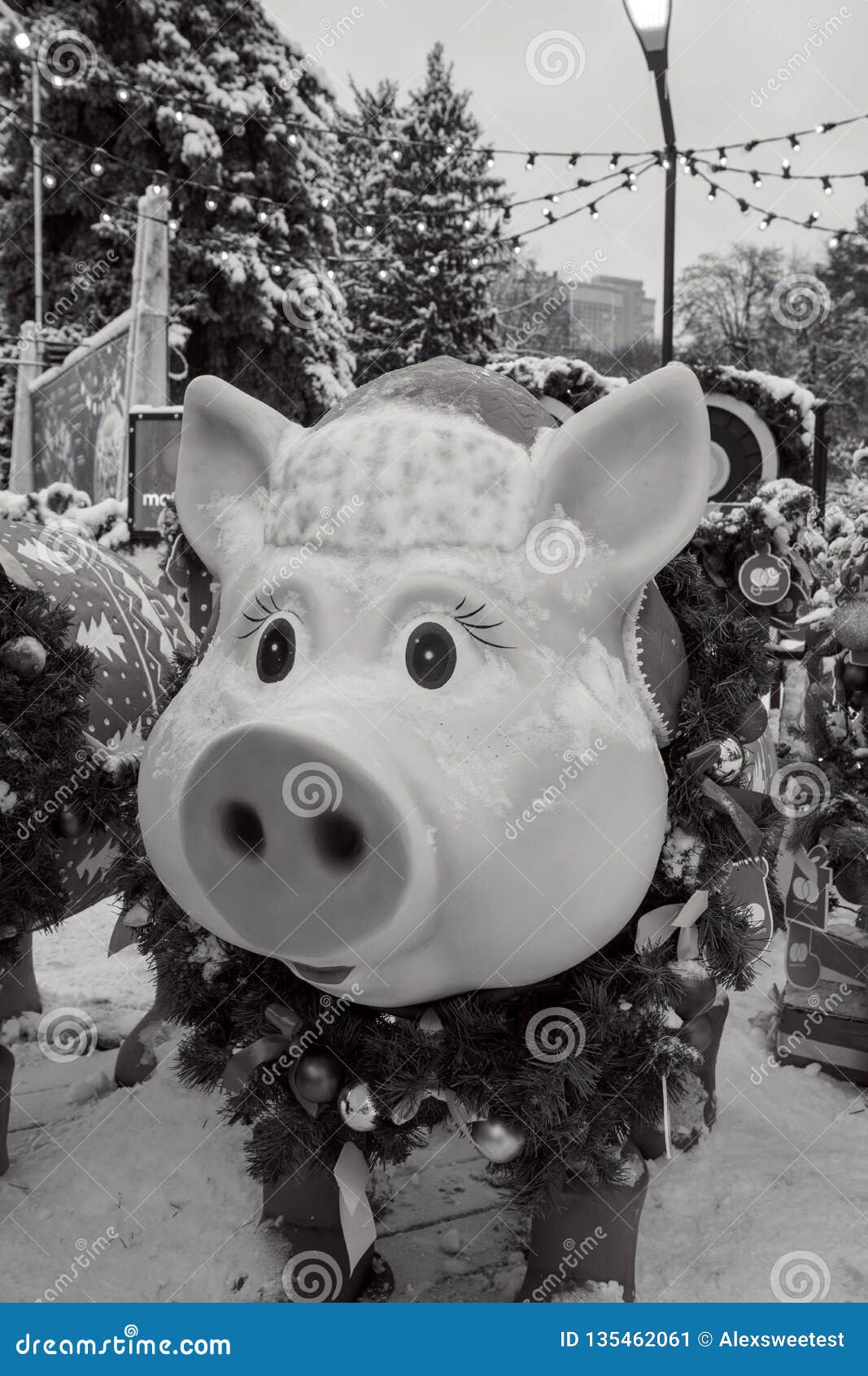 Decorative pig editorial photo. Image of oriental, christmas - 135462061