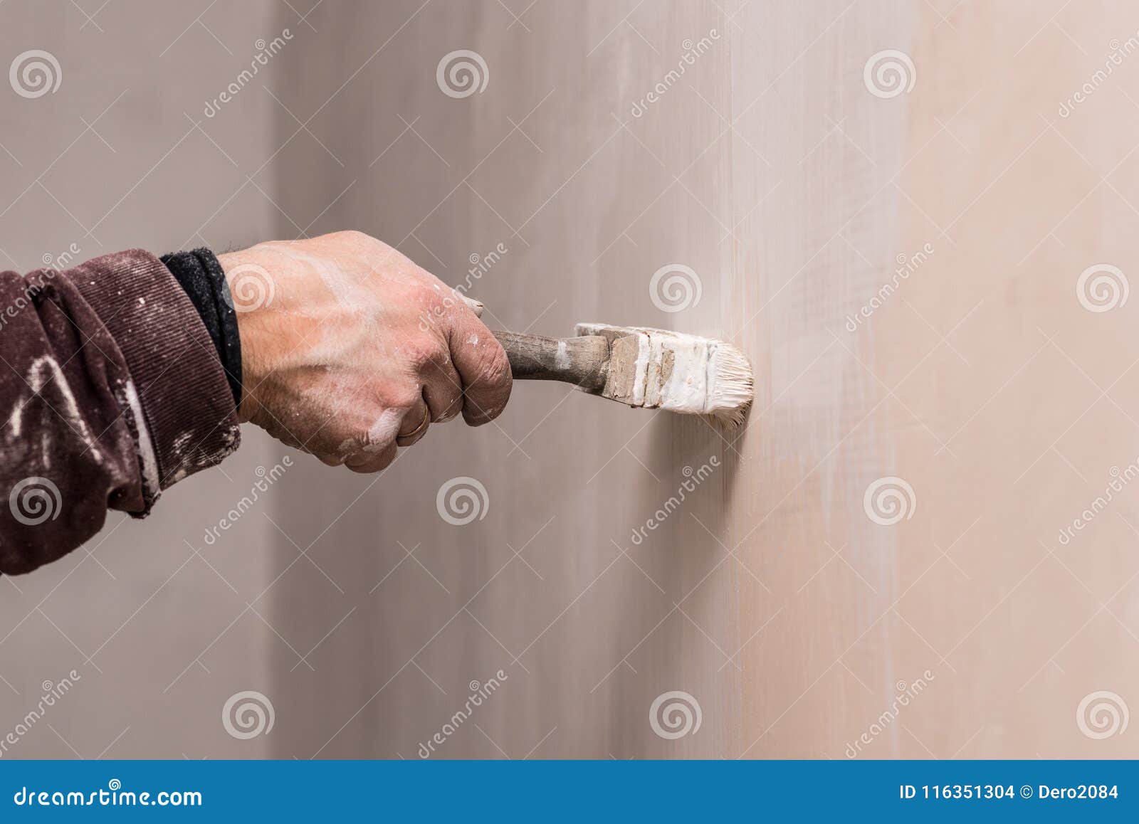 Master Prime a Putty Wall before Applying a Decorative Layer of Plaster ...