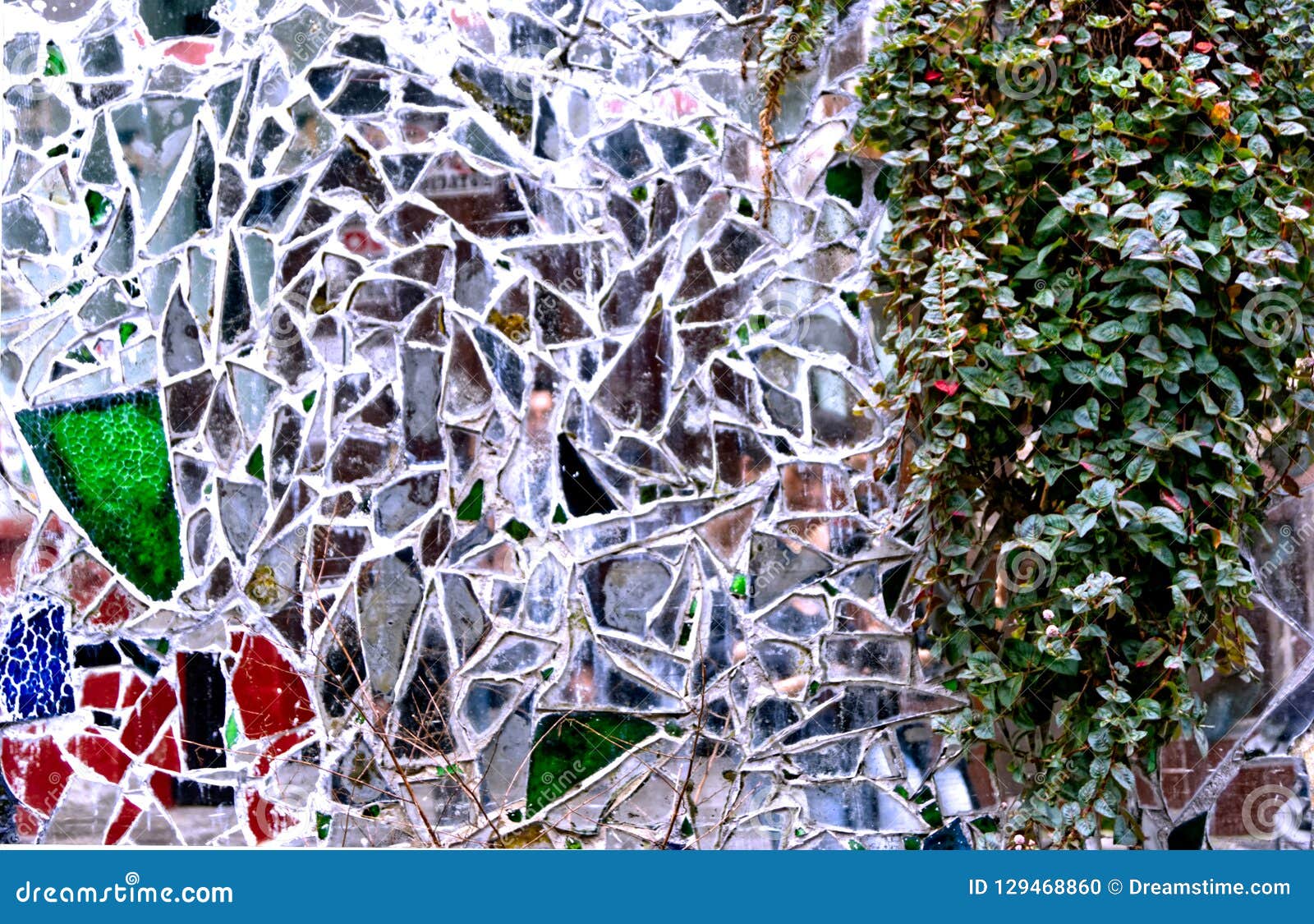 Decorazione Moderna Sulla Via Rotta Dello Specchio Fotografia Stock ...