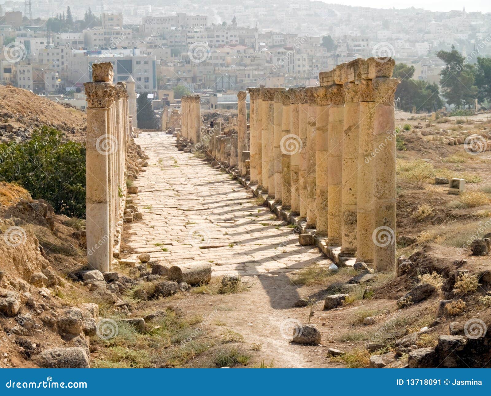 Decumanus in Jerash, Jordan Stock Image - Image of colonnade, outdoor ...