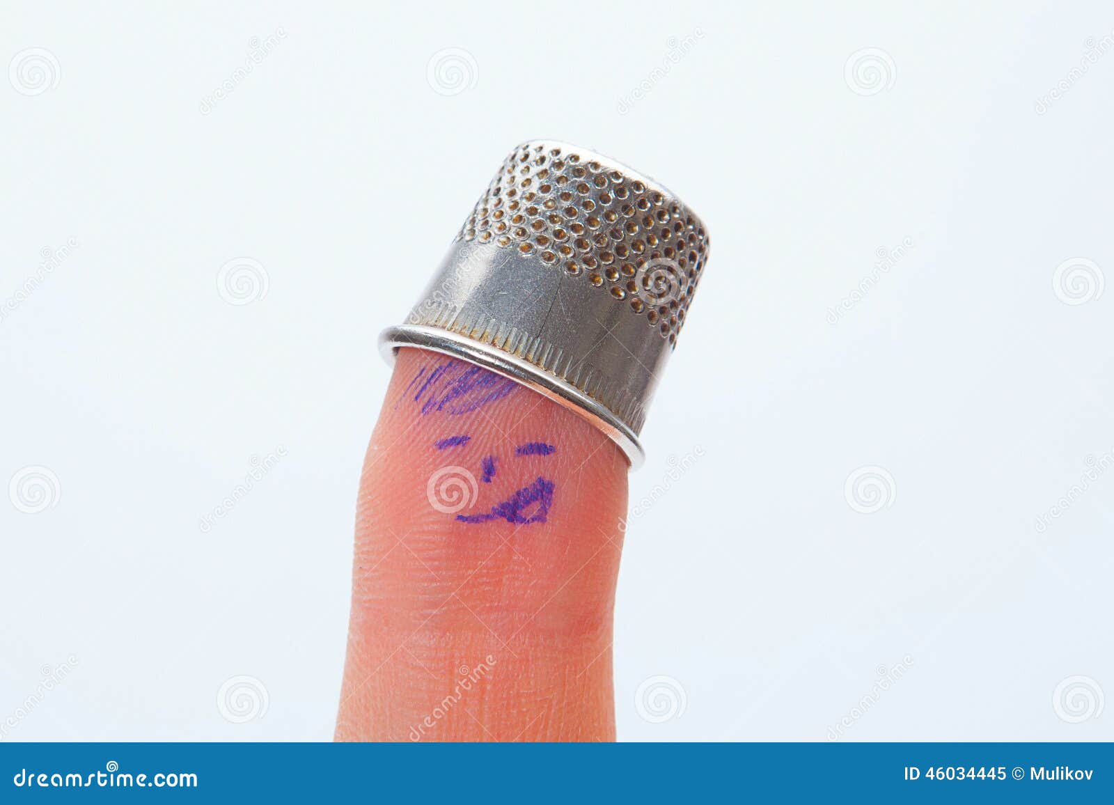 Dedal En El Dedo Medio, Primer Imagen de archivo - Imagen de nadie ...