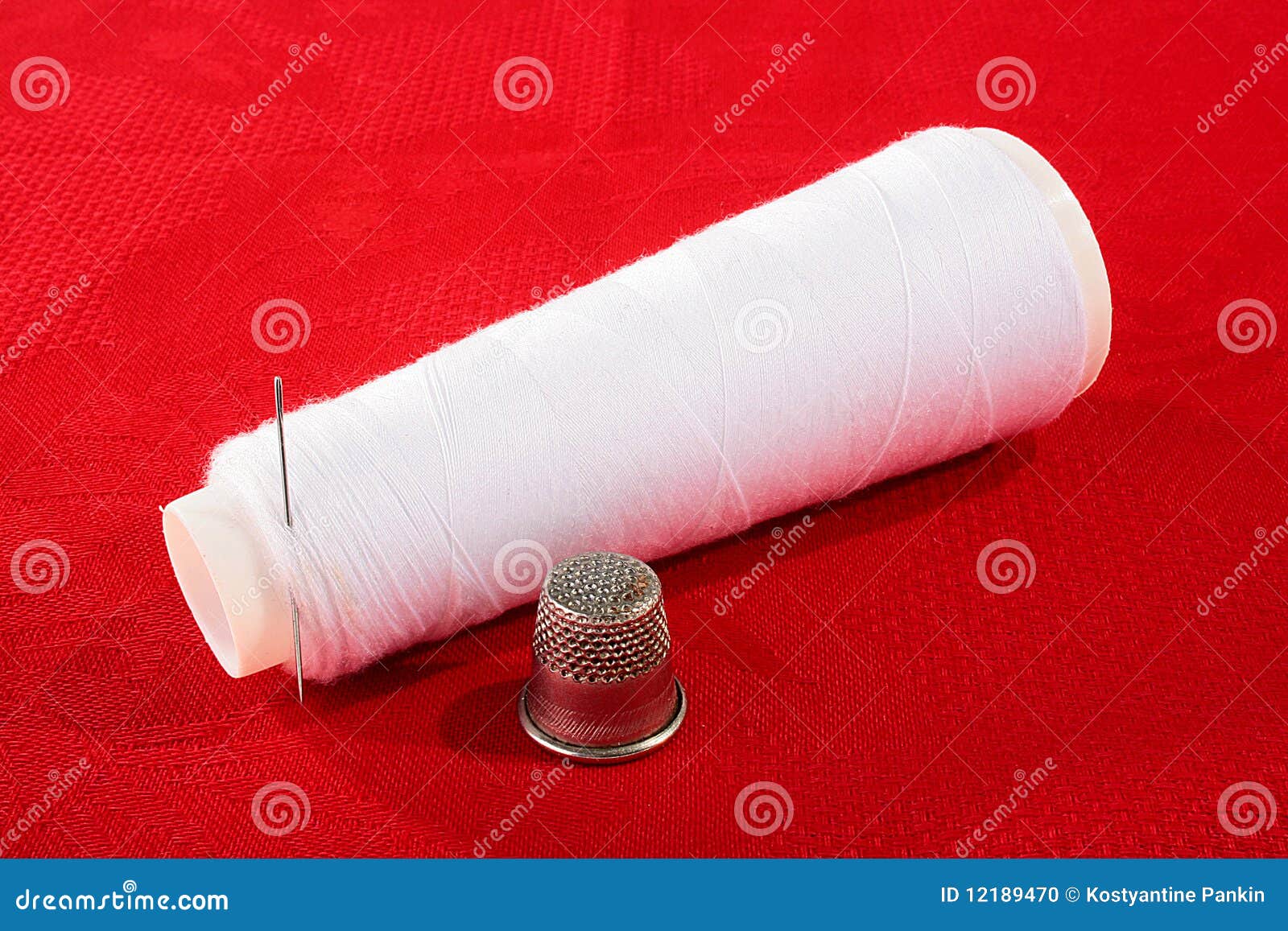 Dedal para coser foto de archivo. Imagen de arreglo, perforado - 12189470