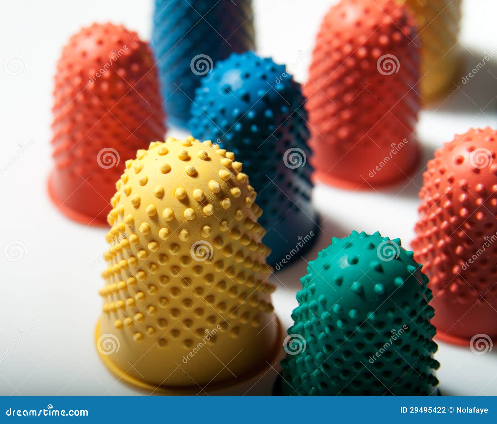 Dedales coloridos, de goma foto de archivo. Imagen de puntos - 29495422