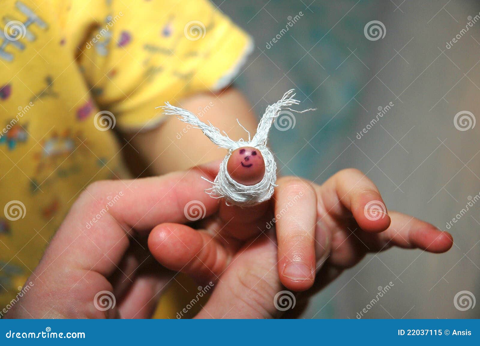 Dedo dañado del niño imagen de archivo. Imagen de dedo - 22037115