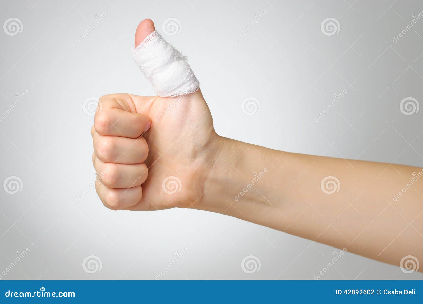 Dedo ferido com atadura foto de stock. Imagem de branco - 42892602