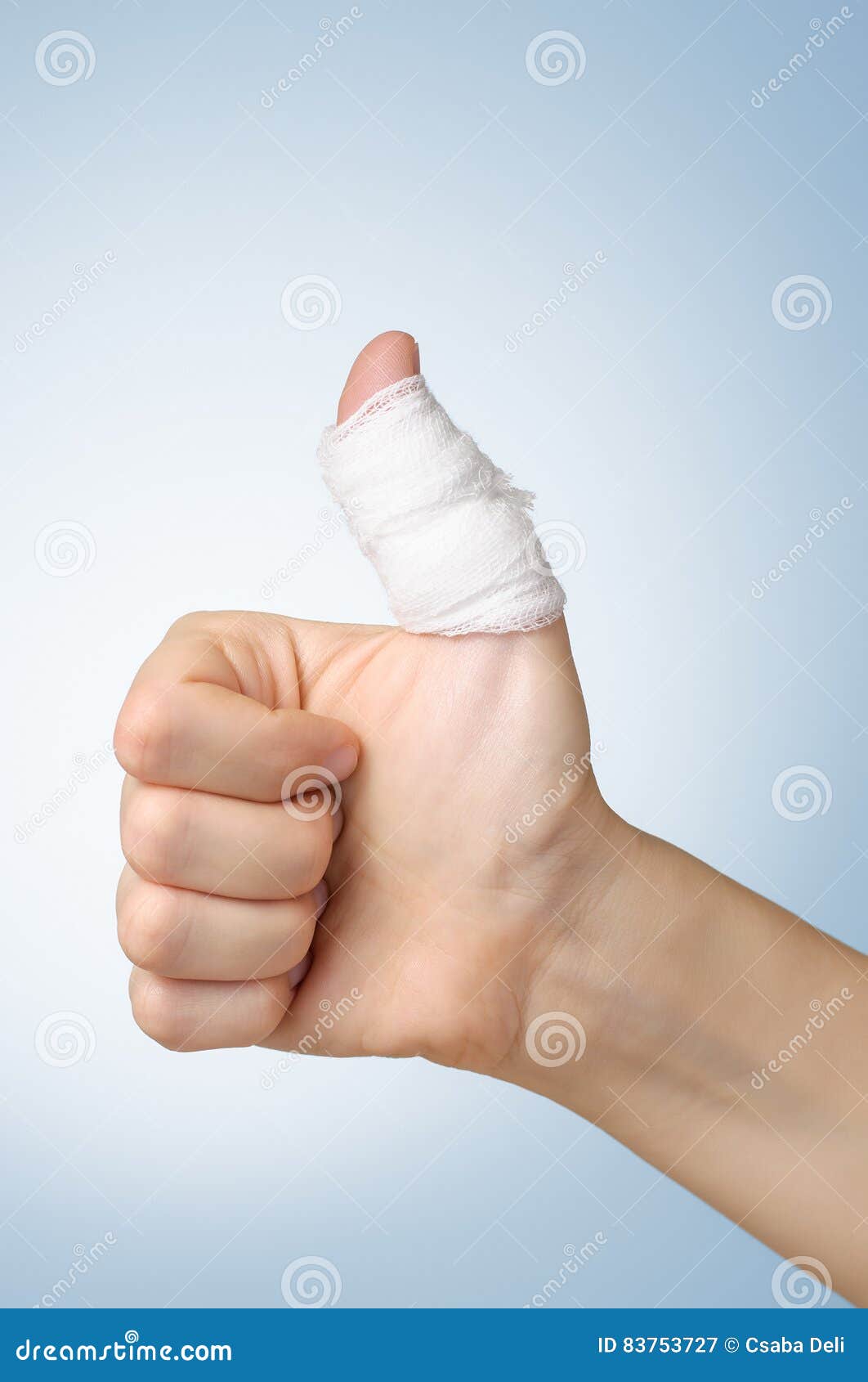 Dedo ferido com atadura imagem de stock. Imagem de curativo - 83753727