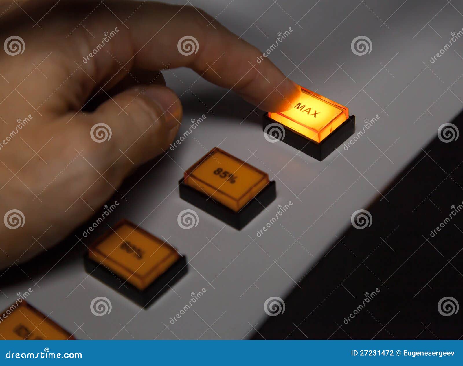 Dedo Que Presiona El Botón Máximo Foto de archivo - Imagen de elija ...