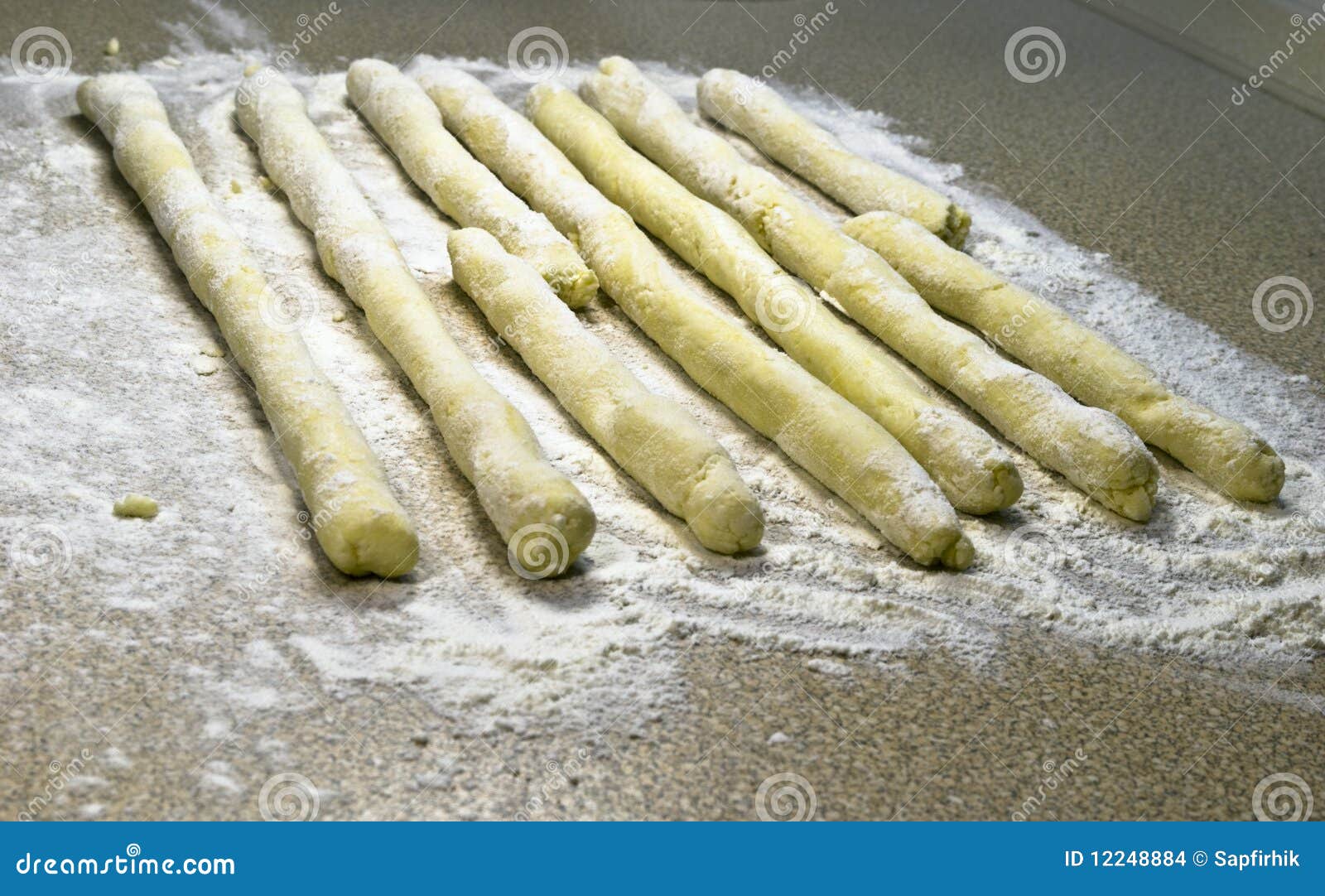 Deeg stock foto. Image of kneed, ingrediënten, lang, lijn - 12248884