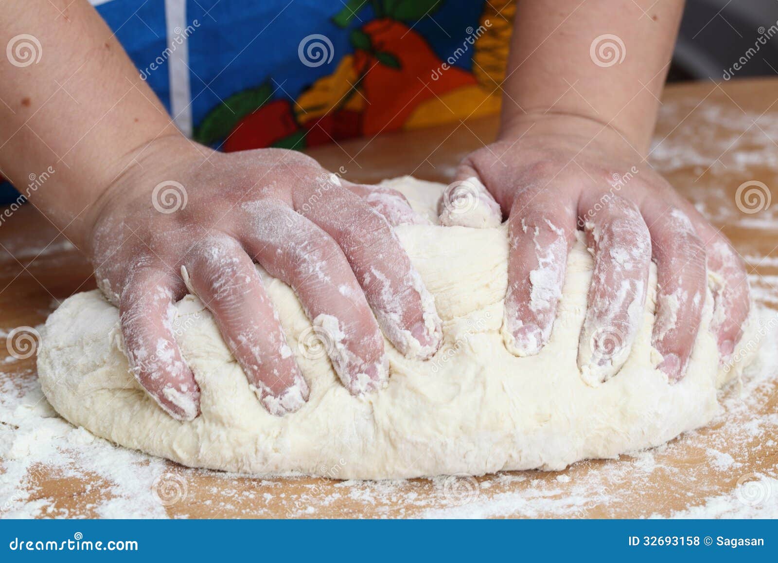 Deeg stock foto. Image of teller, volwassen, brood, eigengemaakt - 32693158