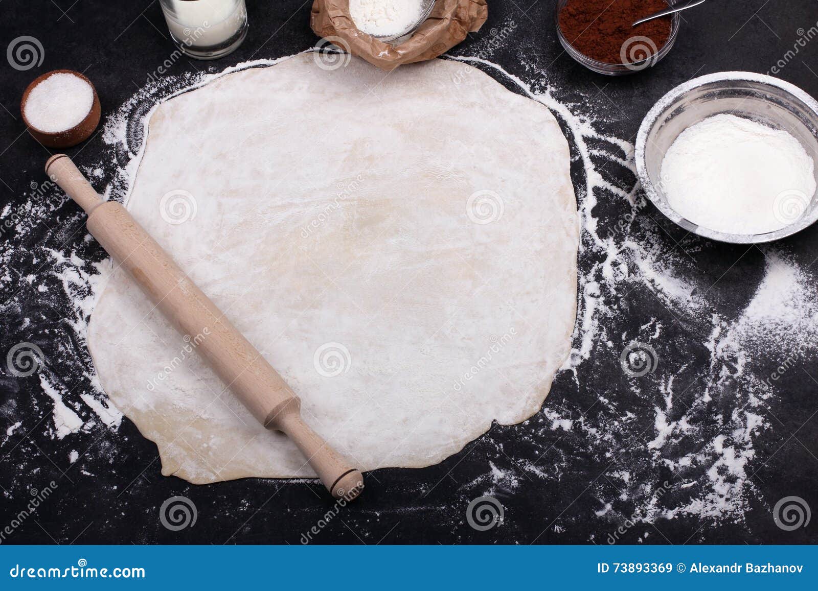 Deeg stock afbeelding. Image of actie, huis, gebakje - 73893369