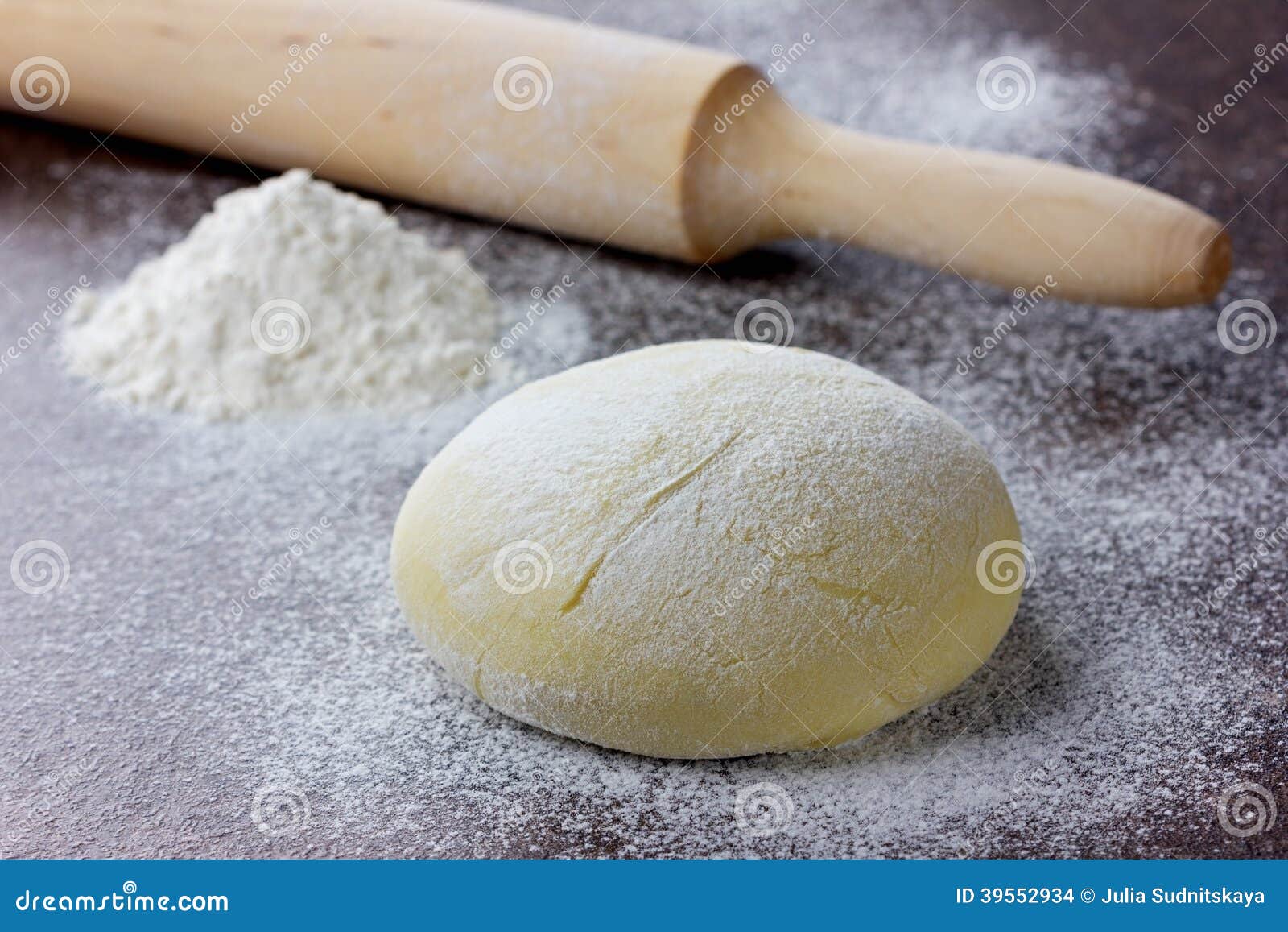 Deeg met deegrol en bloem stock foto. Image of italiaans - 39552934