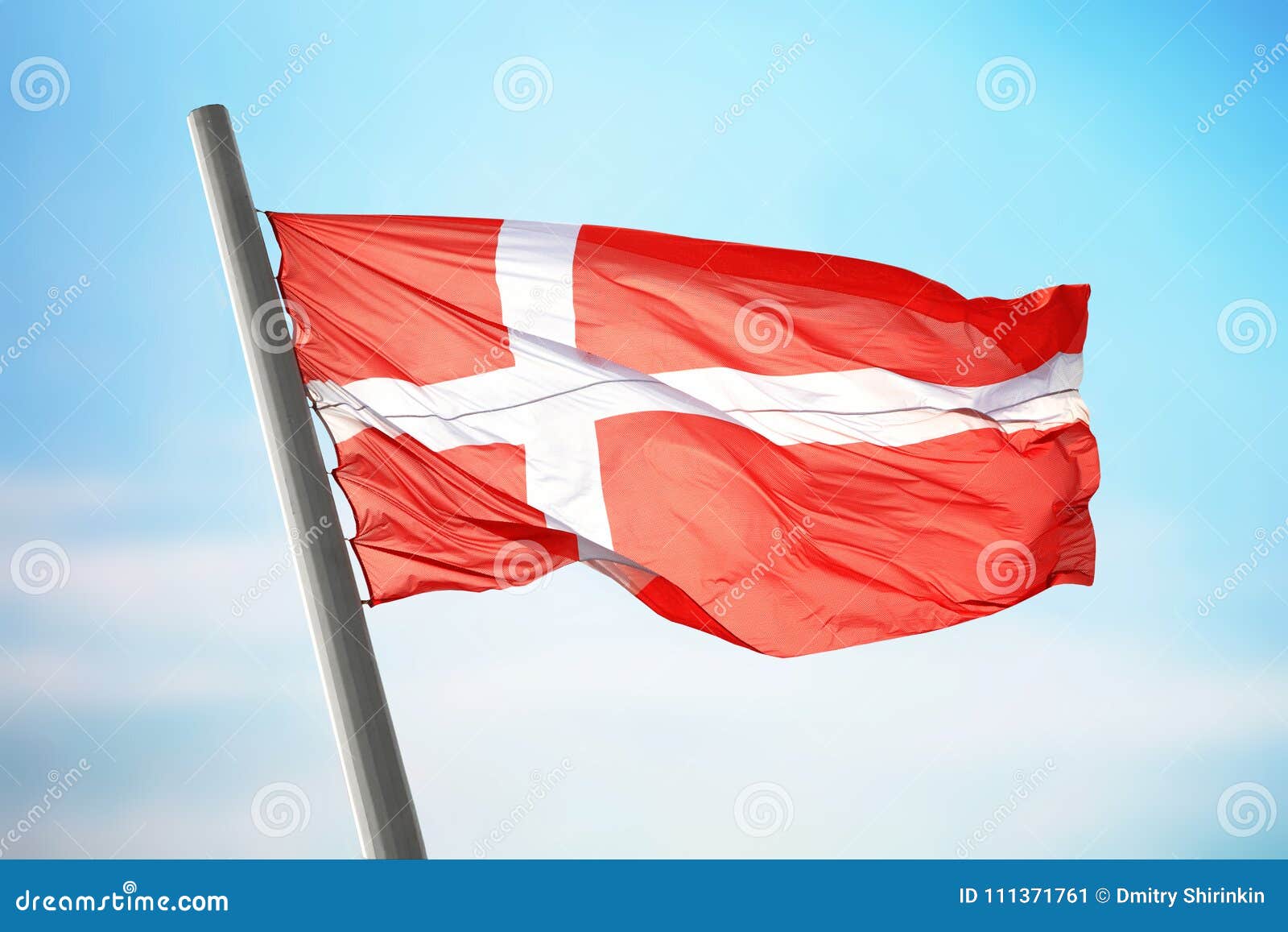 Deense Vlag stock afbeelding. Image of hemel, genaturaliseerd - 111371761