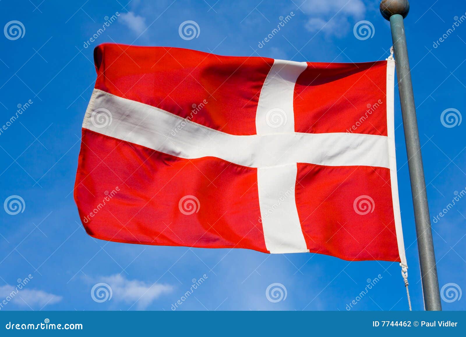 Deense Vlag stock foto. Image of wind, hemel, blazen, rood - 7744462