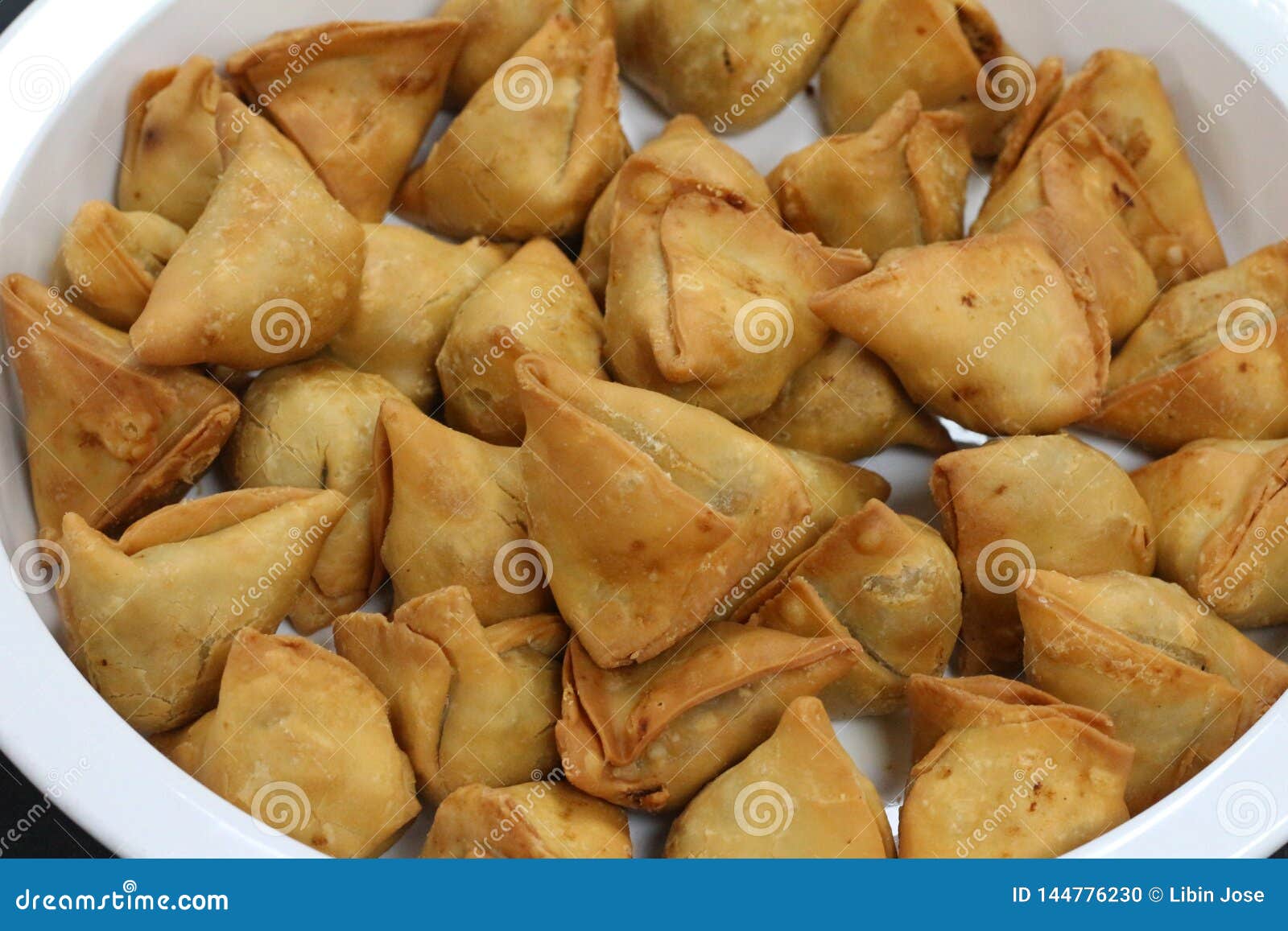 Fried Samosa (Samoosa Royalty-Free Stock Photography | CartoonDealer ...