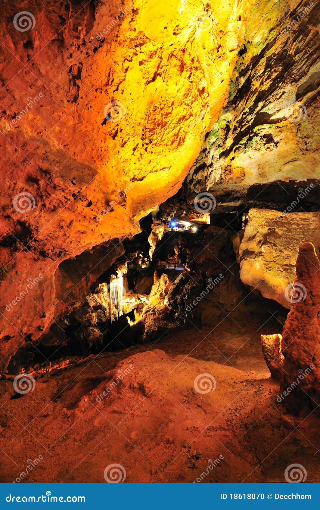 Deep Ridge of Rocks Inside Luray Caves Stock Photo - Image of backdrop ...