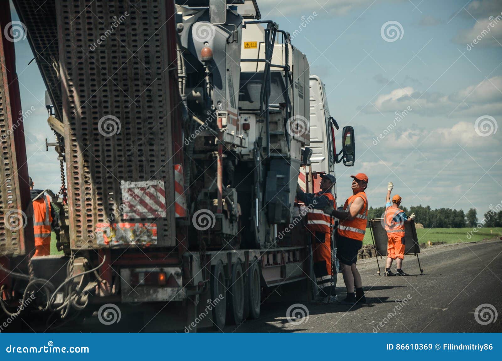 Deep road repair editorial stock image. Image of mending - 86610369
