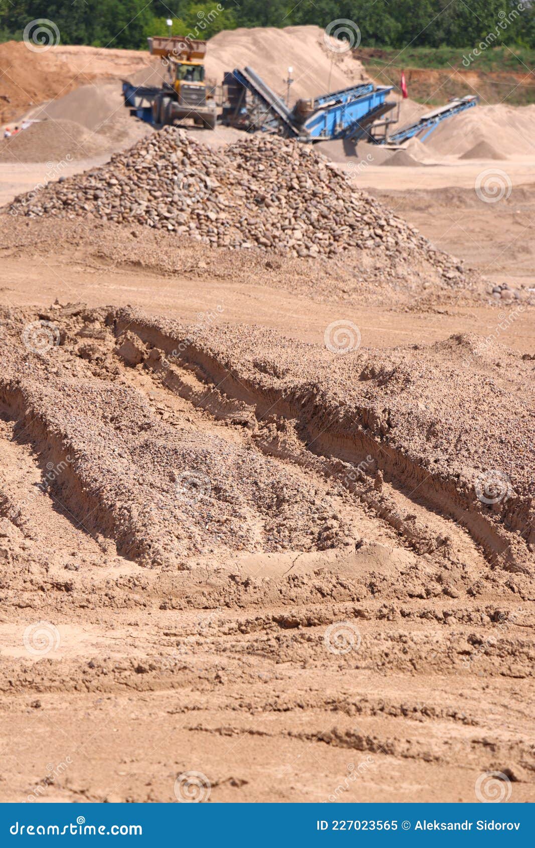 Deep Track at the Bottom of a Quarry with a Sorting Machine and a Heap ...