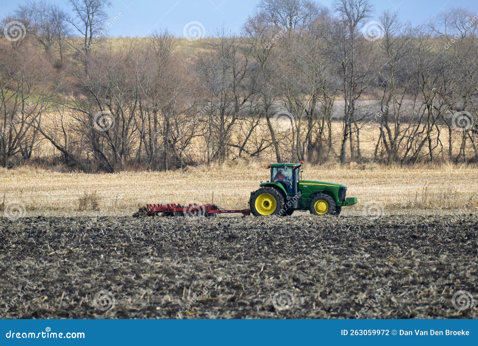 Deere 8420 Tractor Pulling a White 445 Disk Chisel Plow Editorial ...
