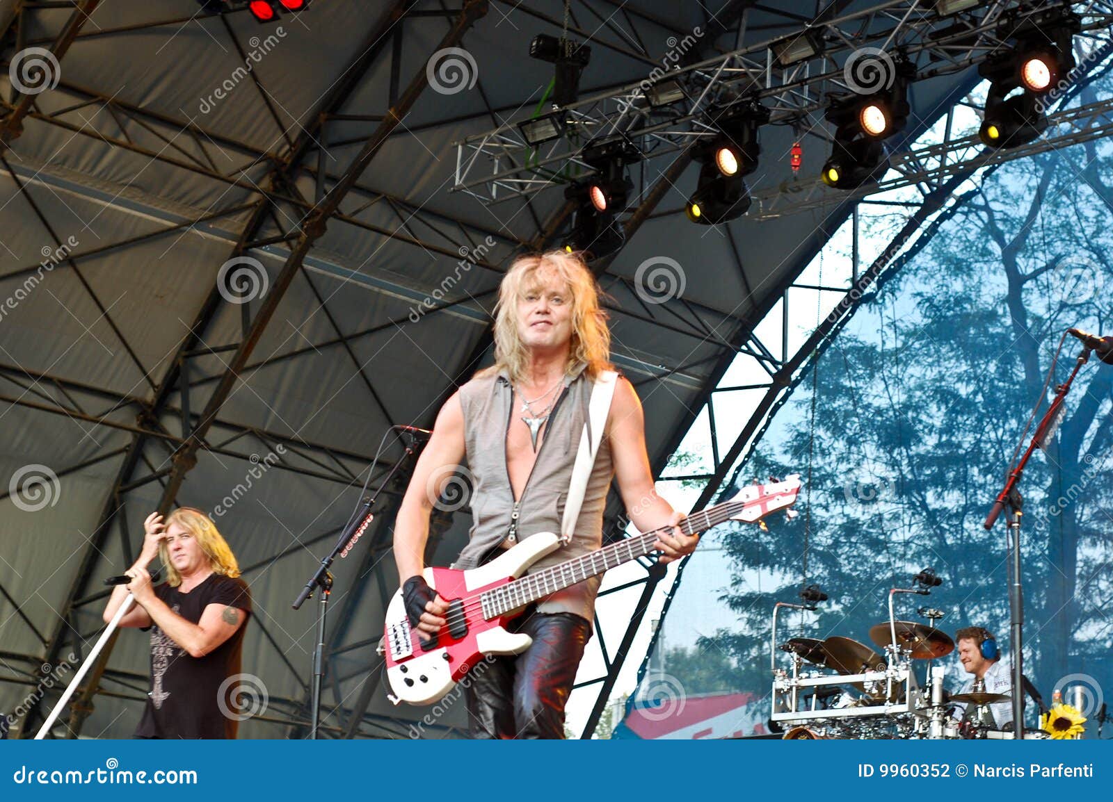 Def Leppard in Concert editorial photography. Image of collen - 9960352