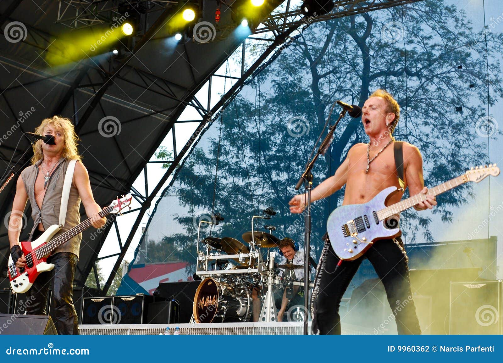 Def Leppard in Concert editorial photography. Image of music - 9960362