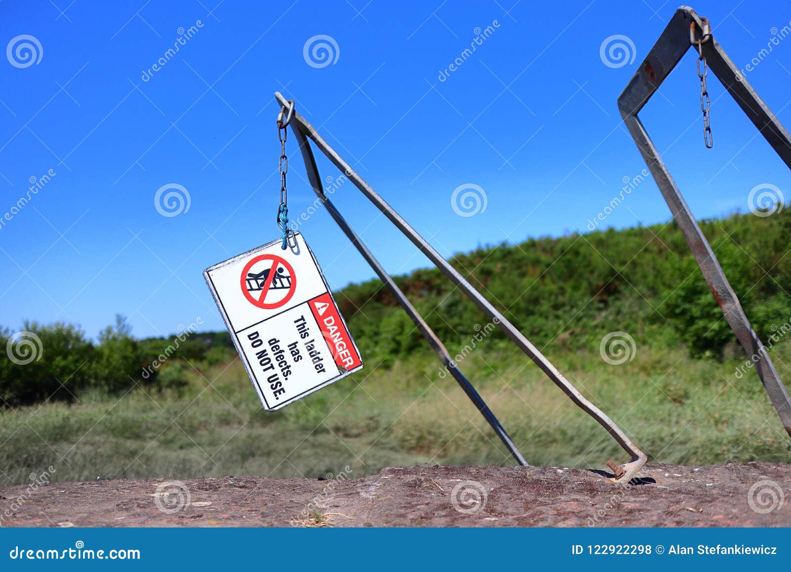 Defekte Leiter Und Warnzeichen Stockfoto - Bild von ente, abend: 122922298