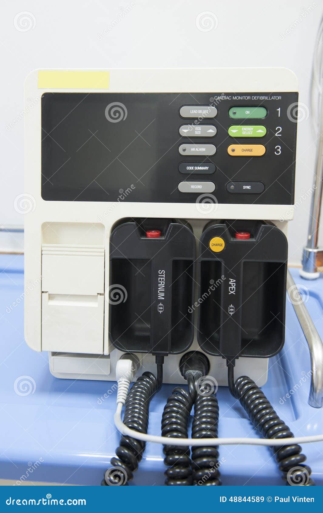 Defibrillator Machine in Het Ziekenhuis Stock Afbeelding - Image of ...