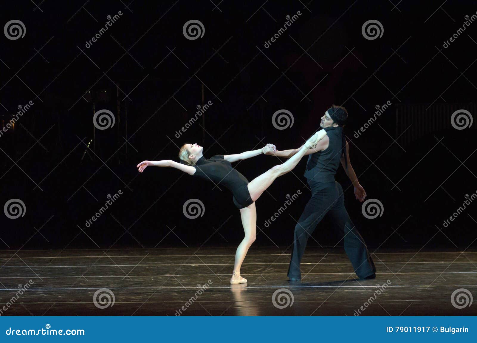 Degage fotografia editoriale. Immagine di fascino, figurina - 79011917