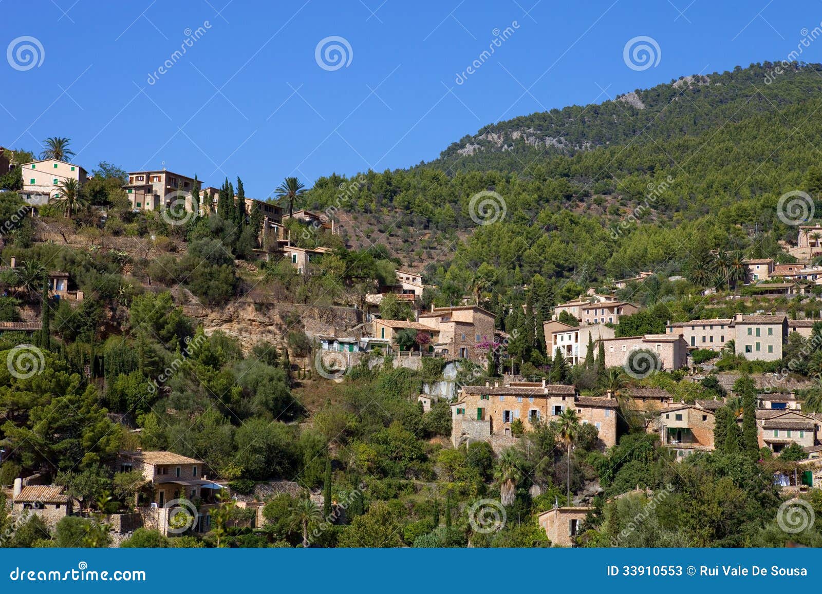 Deia image stock. Image du bleu, majorque, médiéval, horizontal - 33910553