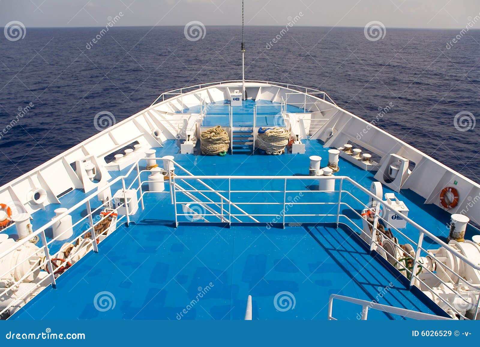 Dek van het schip. stock afbeelding. Image of hemel, boot - 6026529