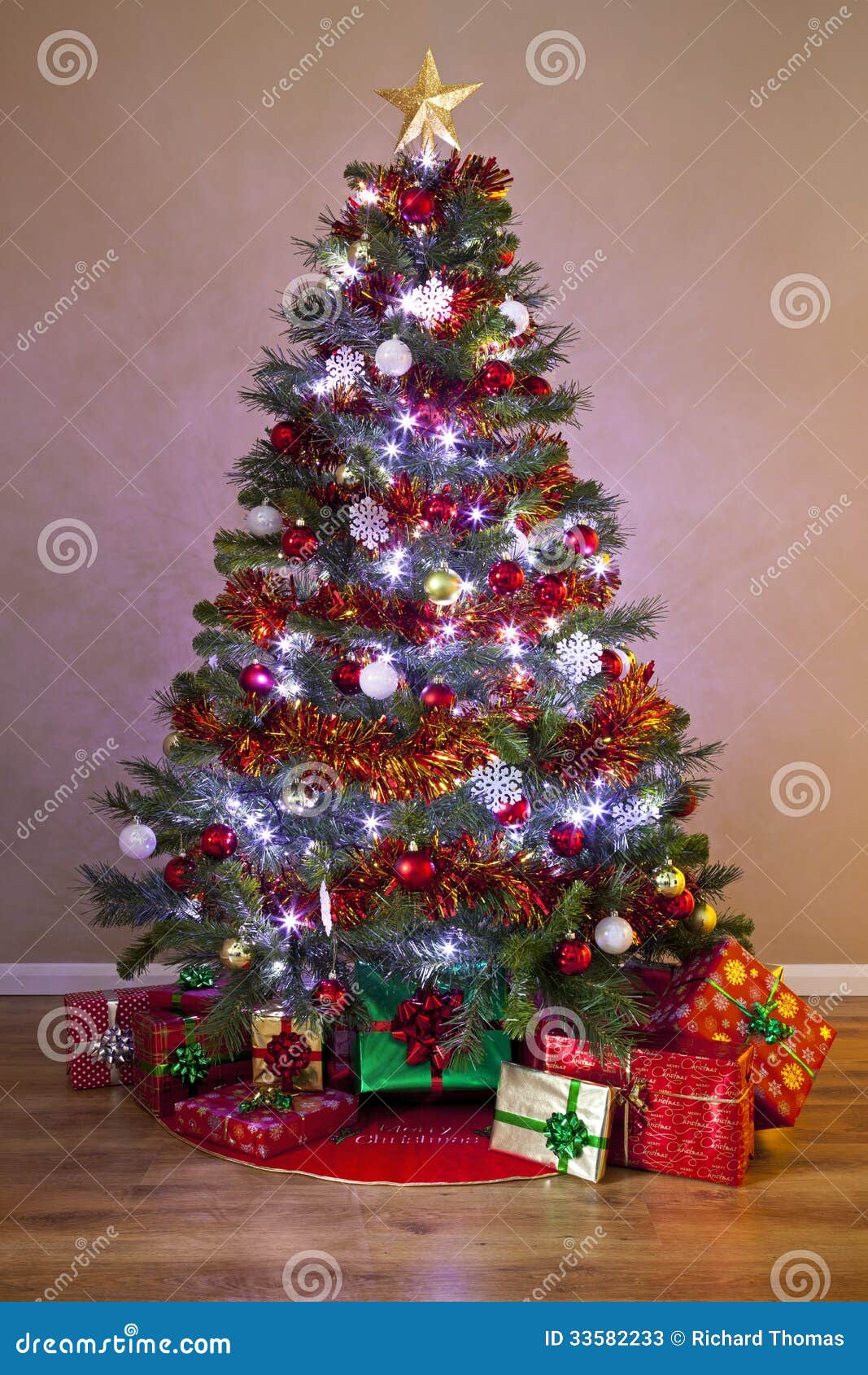 Dekorująca Choinka Z Prezentami Obraz Stock - Obraz złożonej z dryndula ...