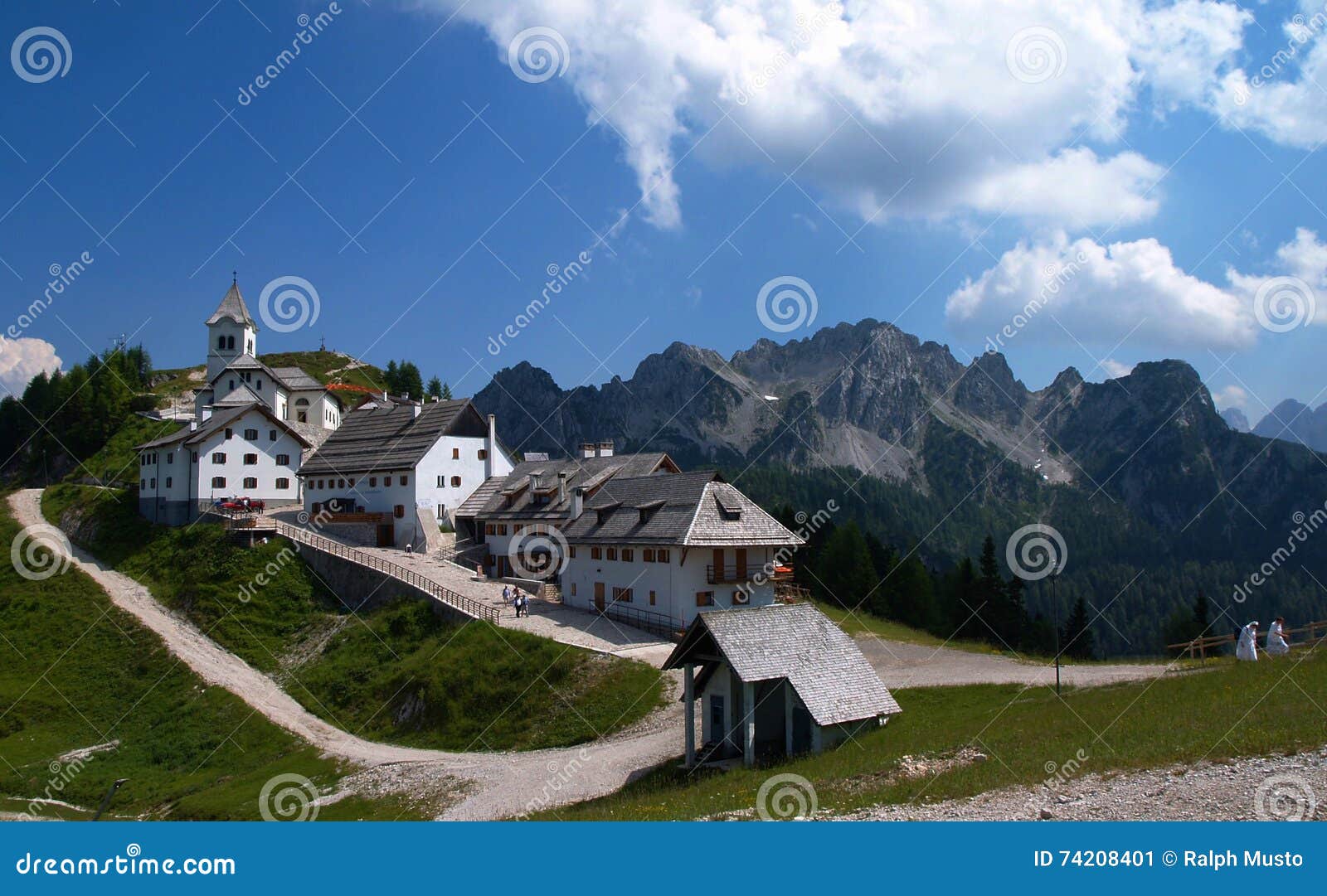Del Monte Lussari De Santuario Imagen de archivo - Imagen de alpestre ...