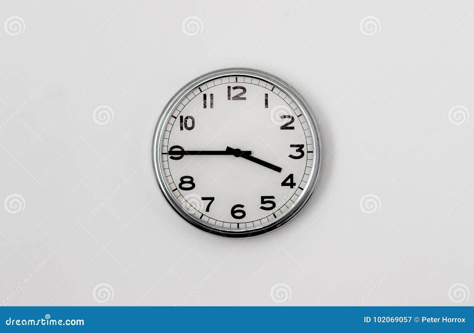 3:45 del reloj imagen de archivo. Imagen de mostrar - 102069057