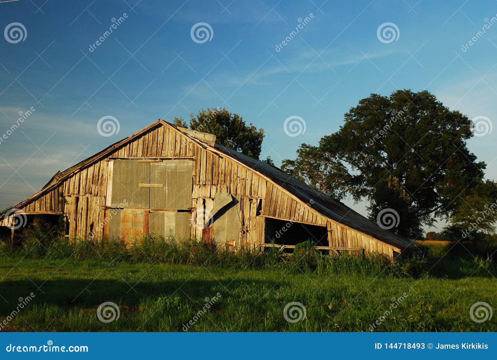 Dilapidated Barn in Rural Mississippi Stock Image - Image of holiday ...