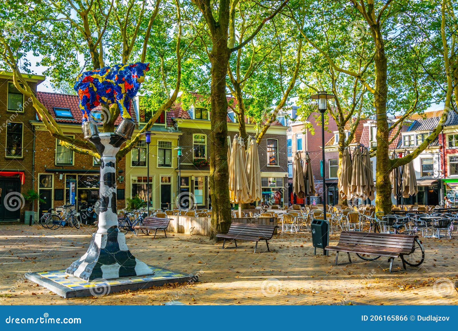 DELFT, NETHERLANDS, AUGUST 7, 2018: Beestenmarkt Square in Delft ...